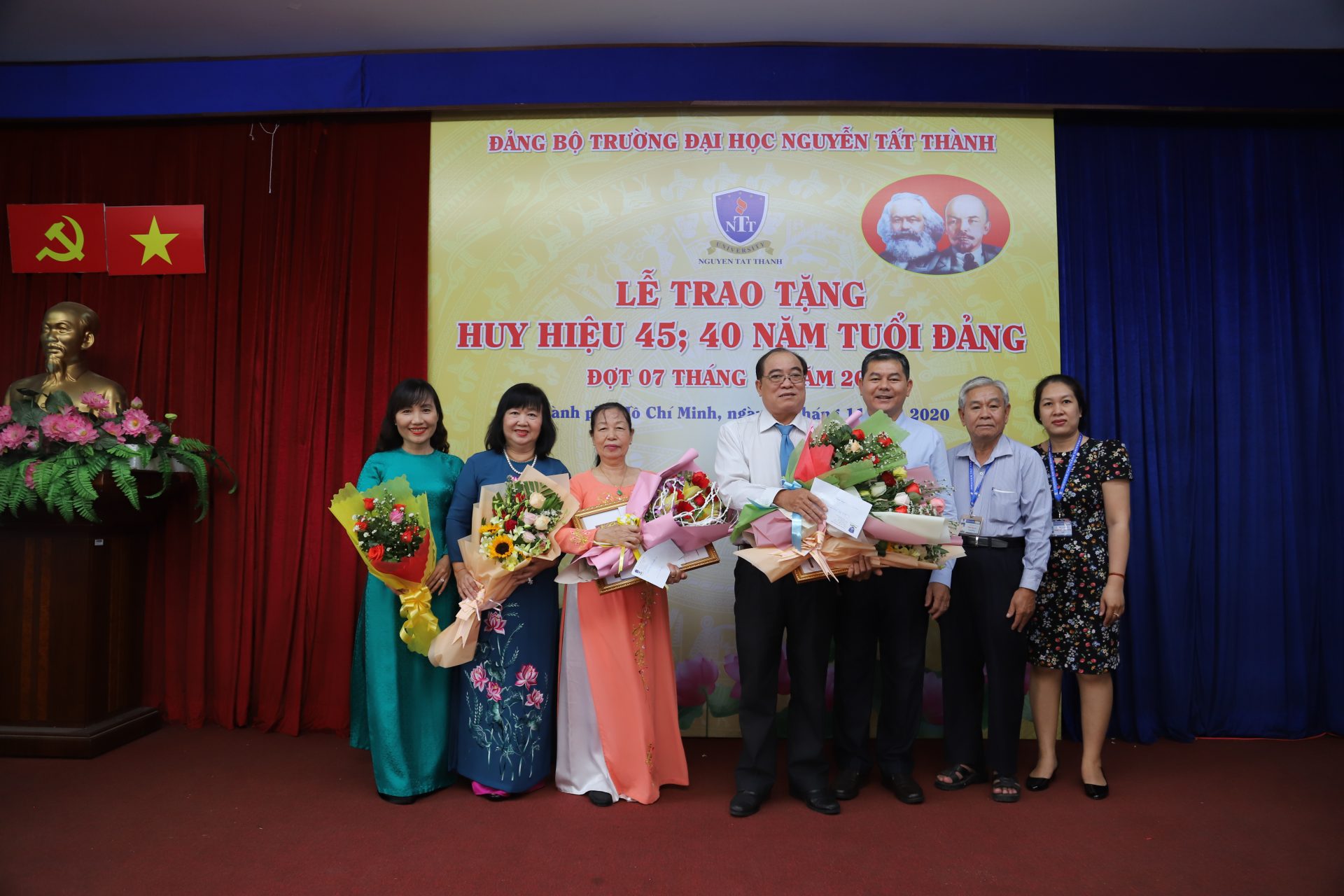 Lễ trao huy hiệu 40 và 45 năm tuổi Đảng cho các Đảng viên Trường ĐH Nguyễn Tất Thành - Trường ...
