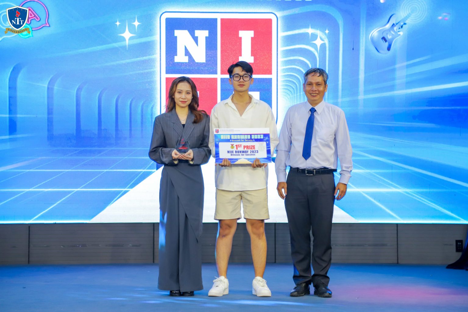 Đại tiệc sắc màu tại Vòng chung kết NIIE Runway 2023 “Dressed for ...