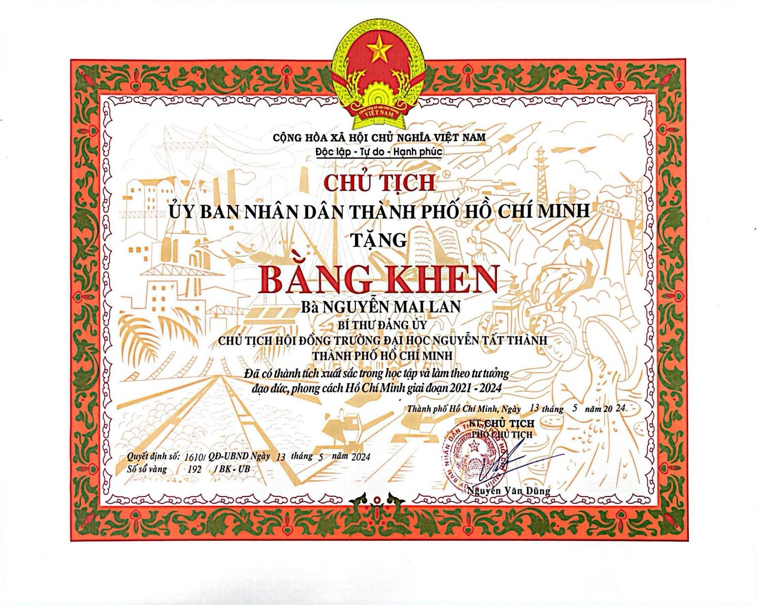 Bà Nguyễn Mai Lan vinh dự nhận bằng khen của Chủ tịch UBND TP.HCM - Trường Đại học Nguyễn Tất Thành