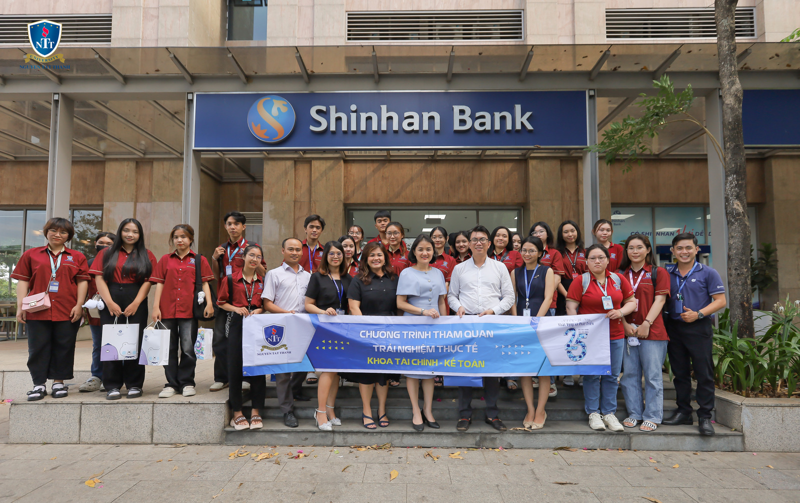 Sinh viên Khoa Tài chính - Kế toán trải nghiệm thực tế tại Shinhan Bank - Trường Đại học Nguyễn ...