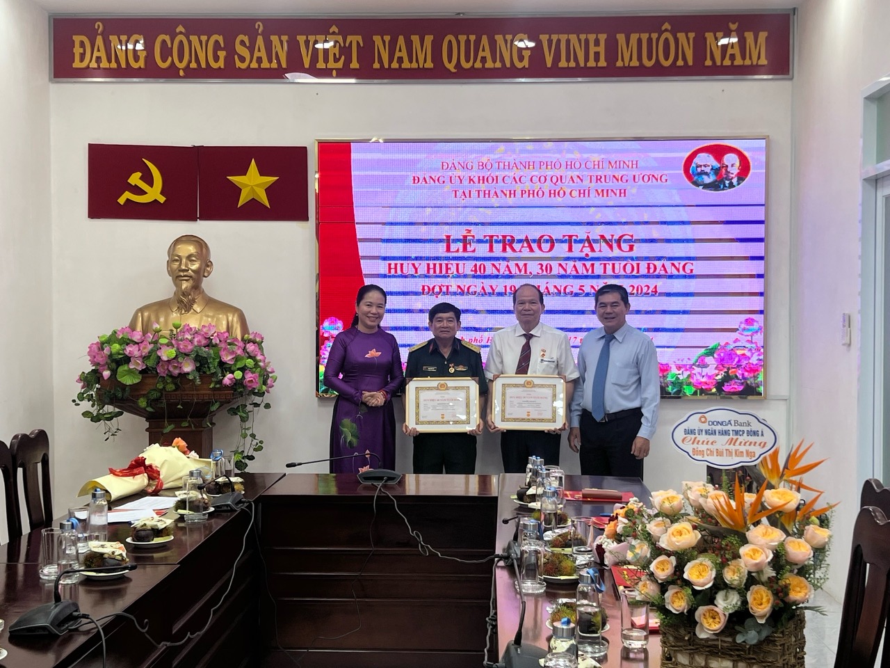 Đảng viên Đảng ủy Trường ĐH Nguyễn Tất Thành vinh dự nhận Huy hiệu 40 ...